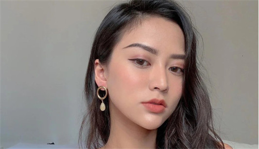 mac2020哑光唇釉989什么颜色，mac柔雾哑光唇釉989口红试色 - 唇部妆容_3479